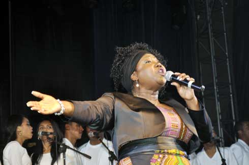 Chant évangélique : Maggie Blanchard fait chavirer le Palais des sports ...