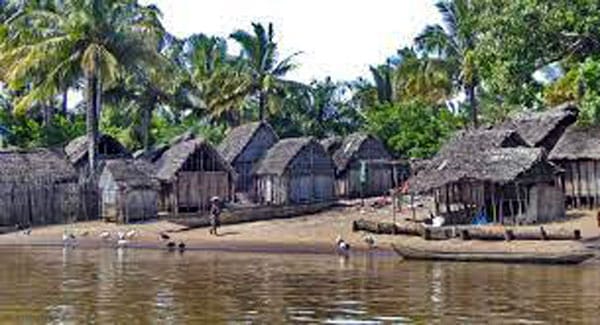 Nosy Varika : Nifamono ny iray trano, telo no maty - Midi Madagasikara