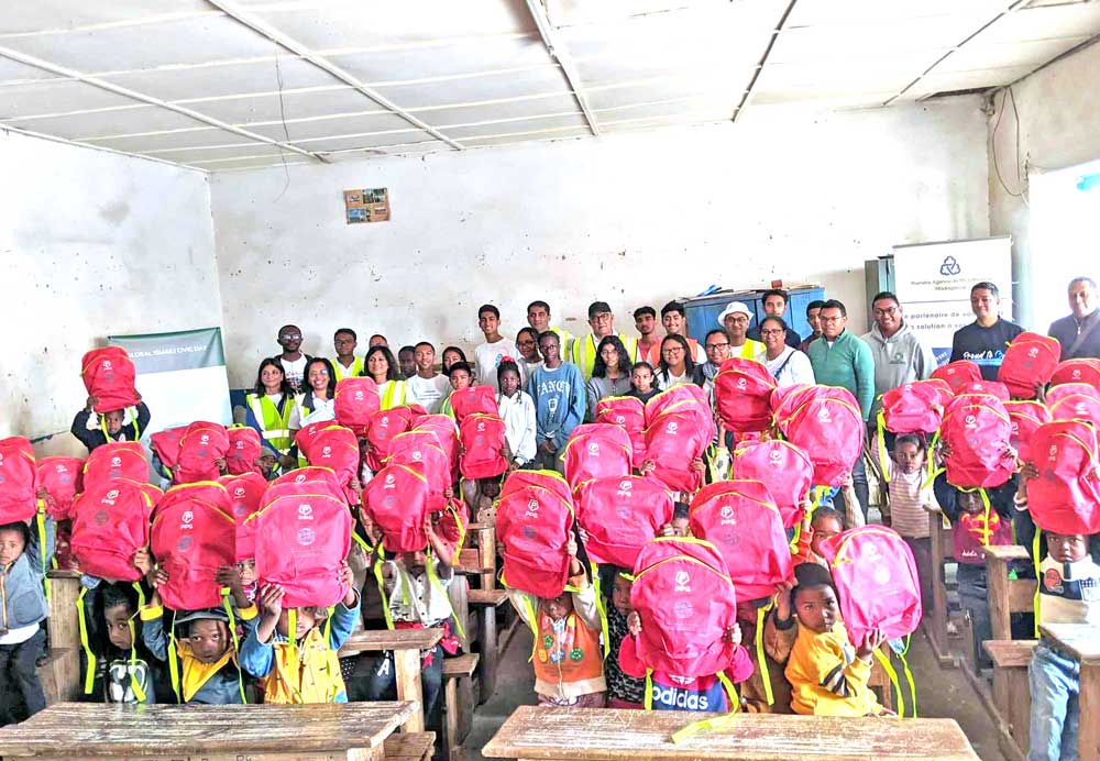 Global Ismaili Civic Day : 3 700 élèves d’EPP bénéficient de kits scolaires