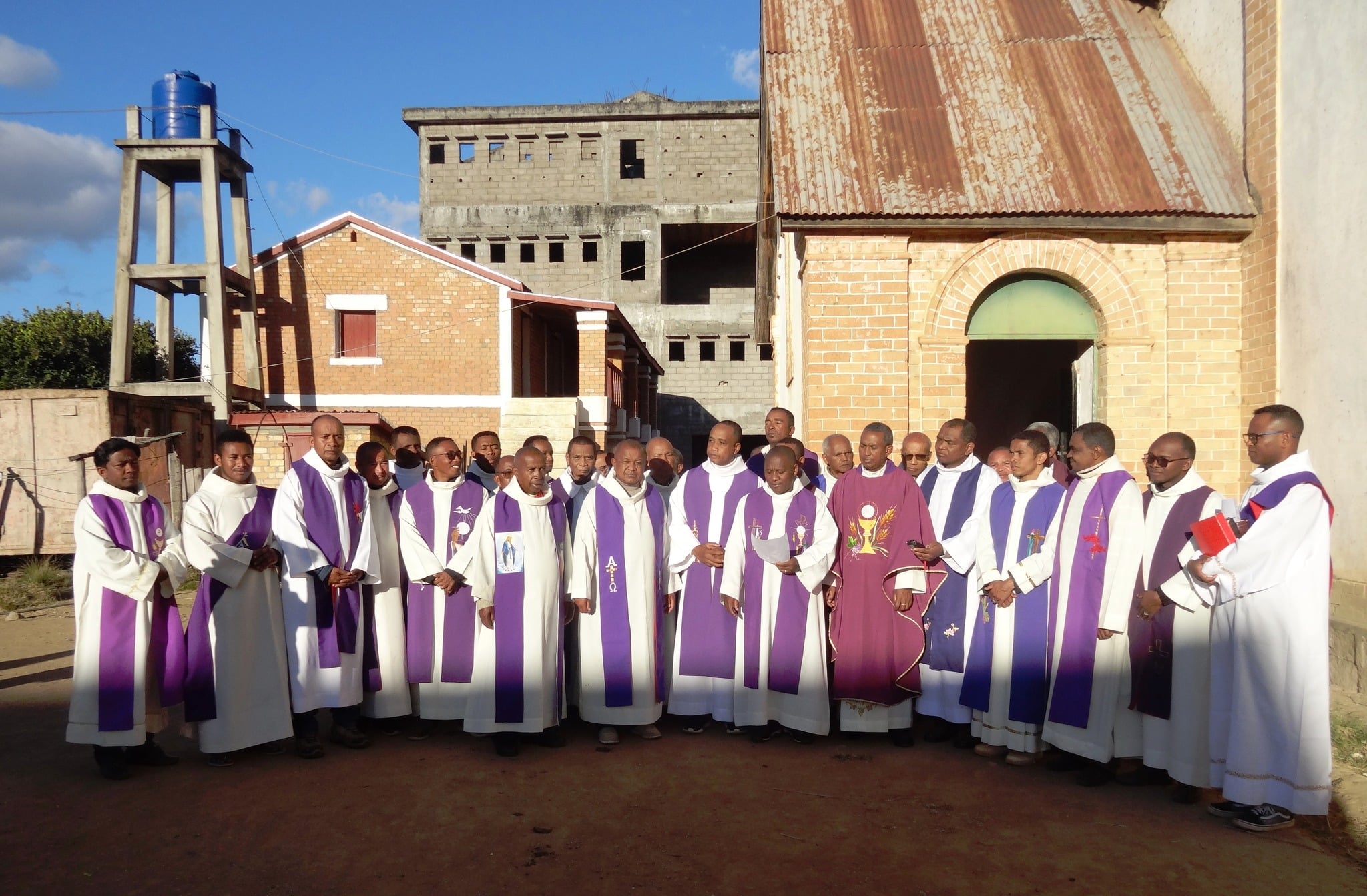 Intoxications alimentaires à Ambositra : L’Evêque et les prêtres du ...